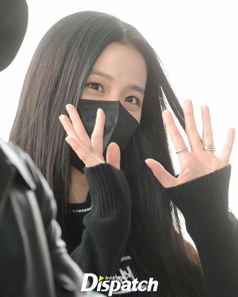 JISOO at the Incheon International Airport – BLACKPINK CAFÉ