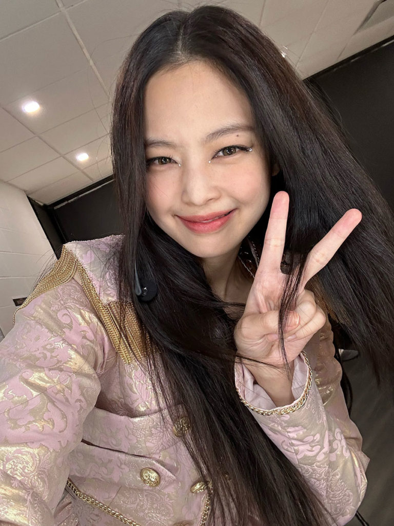 JENNIE on Weverse – BLACKPINK CAFÉ