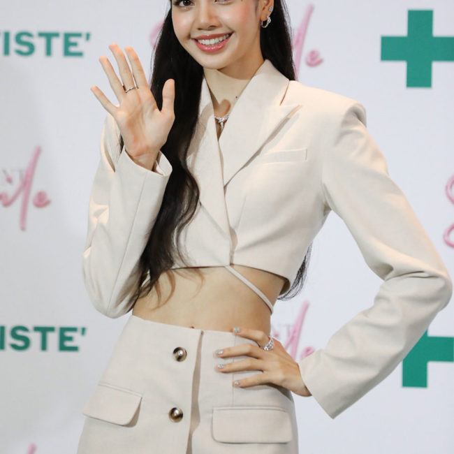 #BLACKPINK_POSTCARDS LISA – BLACKPINK CAFÉ