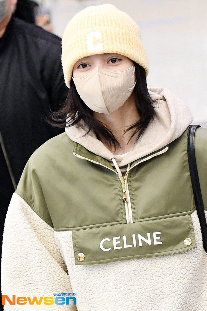 LISA at the Incheon International Airport – BLACKPINK CAFÉ