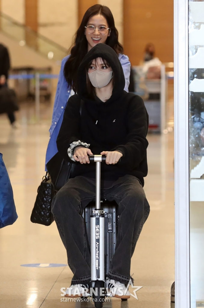 JISOO & LISA at the Incheon International Airport – BLACKPINK CAFÉ