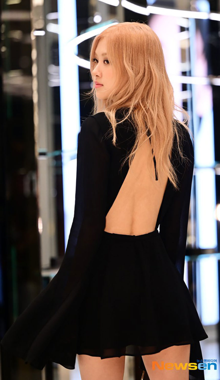 ROSÉ at the Yves Saint Laurent Pop-Up Store in Seoul – BLACKPINK CAFÉ