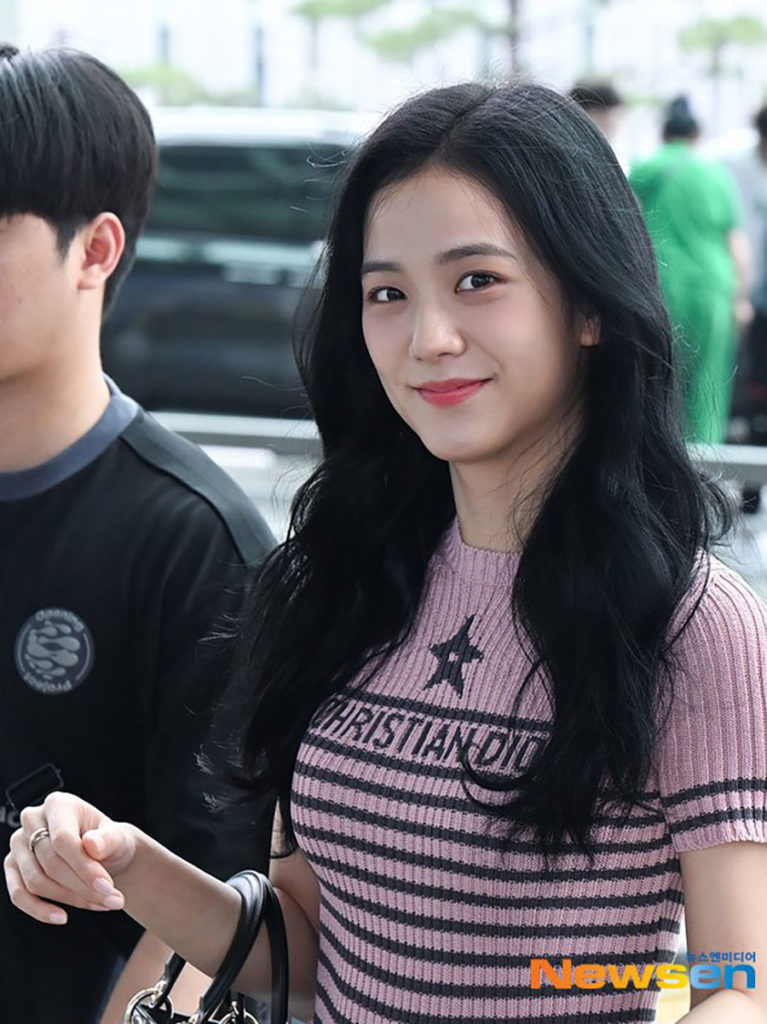 JISOO at the Incheon International Airport – BLACKPINK CAFÉ