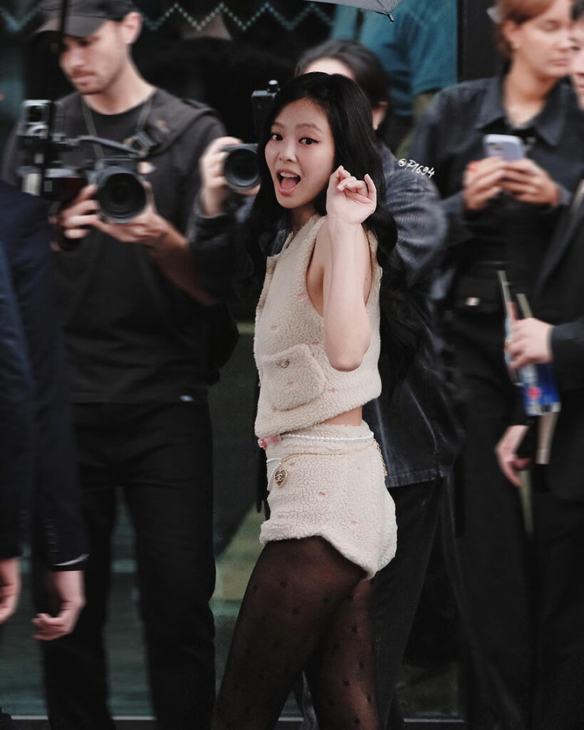 JENNIE at the Chanel “Spring-Summer 2024 Ready-to-Wear” Show in Paris ...