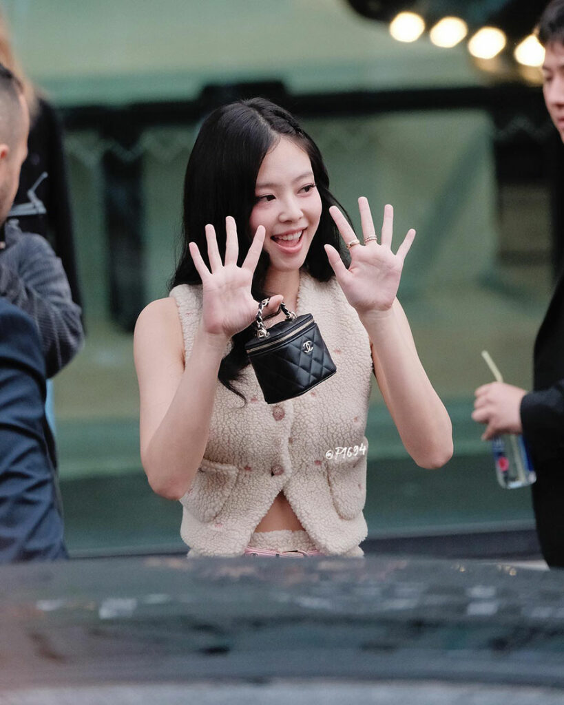 JENNIE at the Chanel “Spring-Summer 2024 Ready-to-Wear” Show in Paris ...