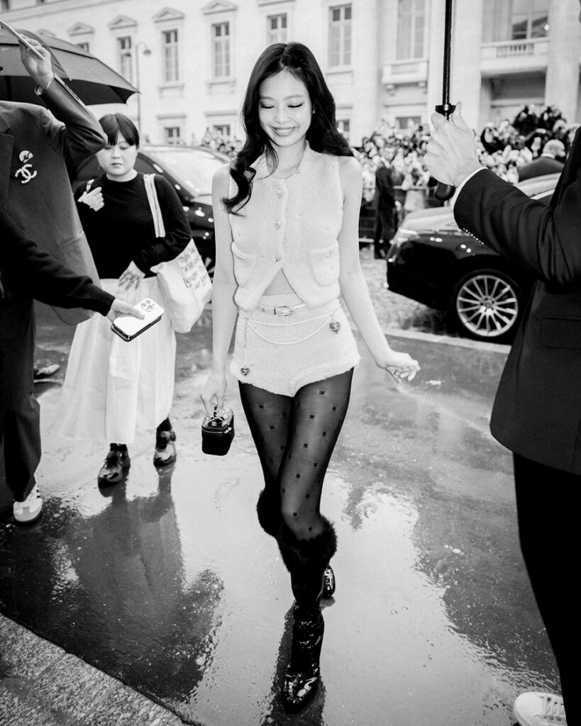 JENNIE at the Chanel “Spring-Summer 2024 Ready-to-Wear” Show in Paris ...