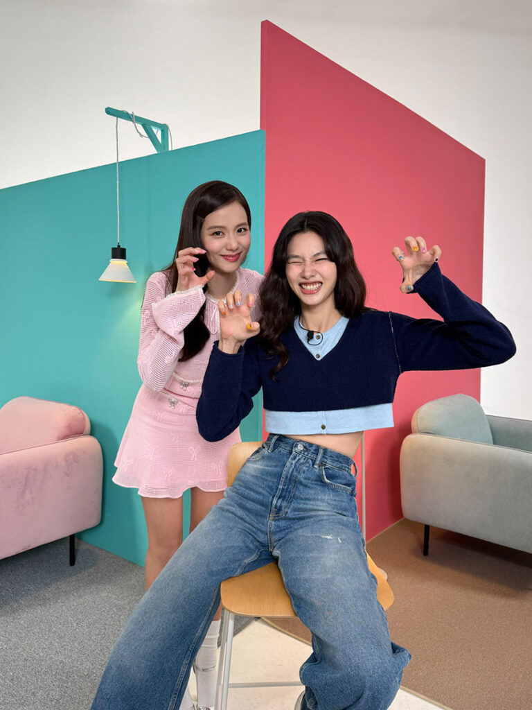 JISOO & Jung Hoyeon on “SELF-ON KODE” – BLACKPINK CAFÉ