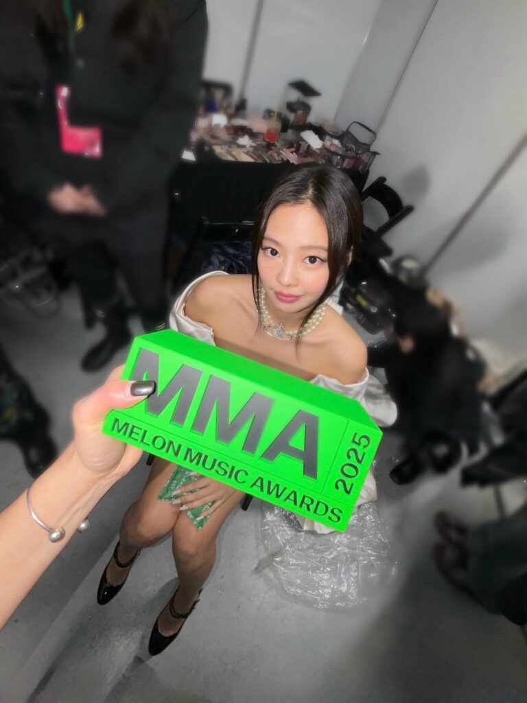 JENNIE on Weverse – BLACKPINK CAFÉ