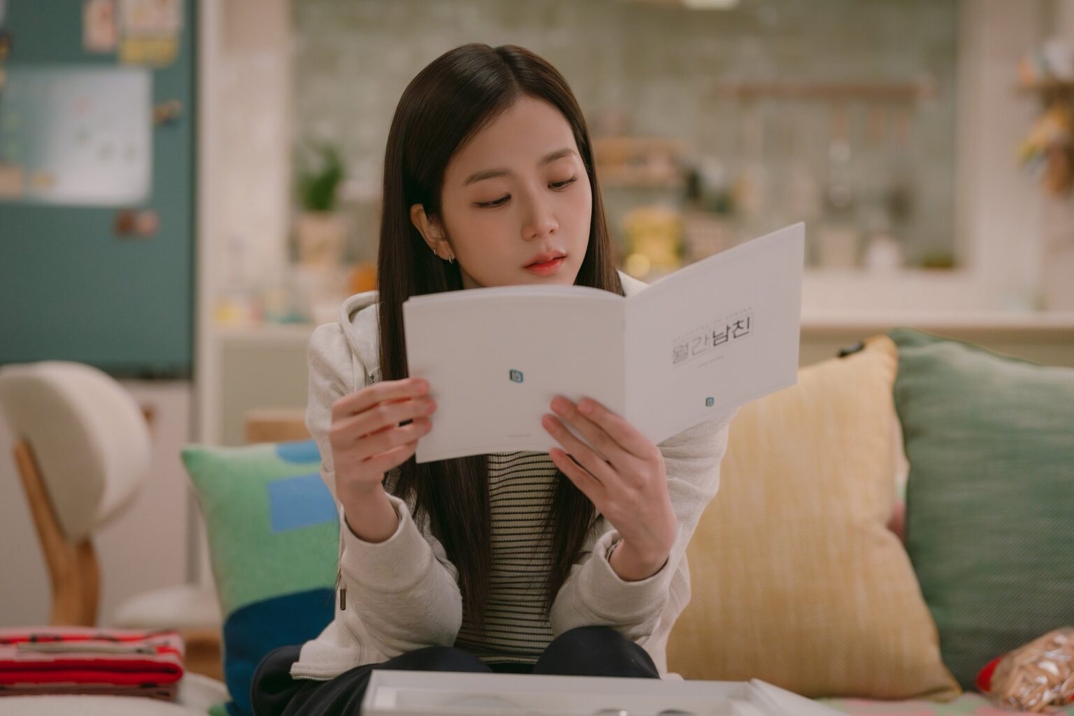 JISOO First Look for “Boyfriend on Demand” – BLACKPINK CAFÉ